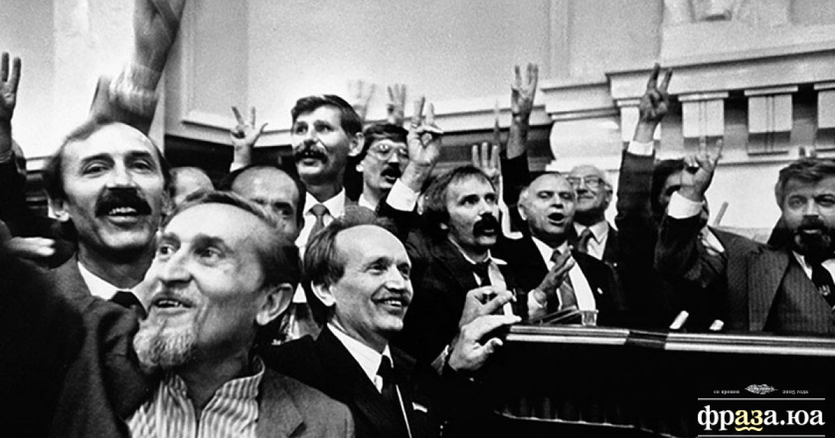 Яку пісню виконали депутати біля трибуни після завершення позачергового ...